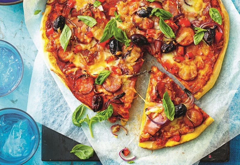 Domowa pizza - przepis - Mojegotowanie.pl