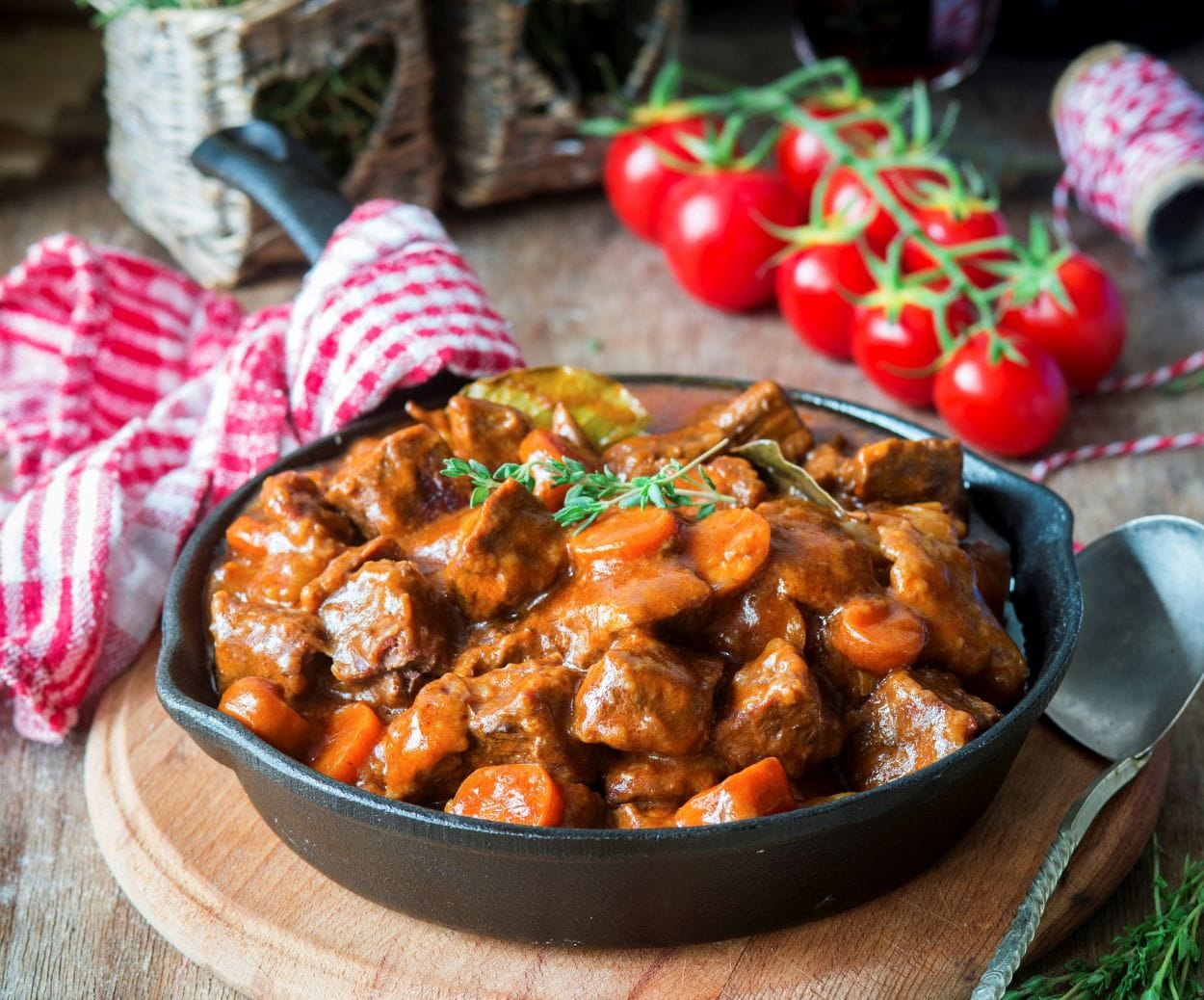 Gulasz wołowy - przepis - Mojegotowanie.pl