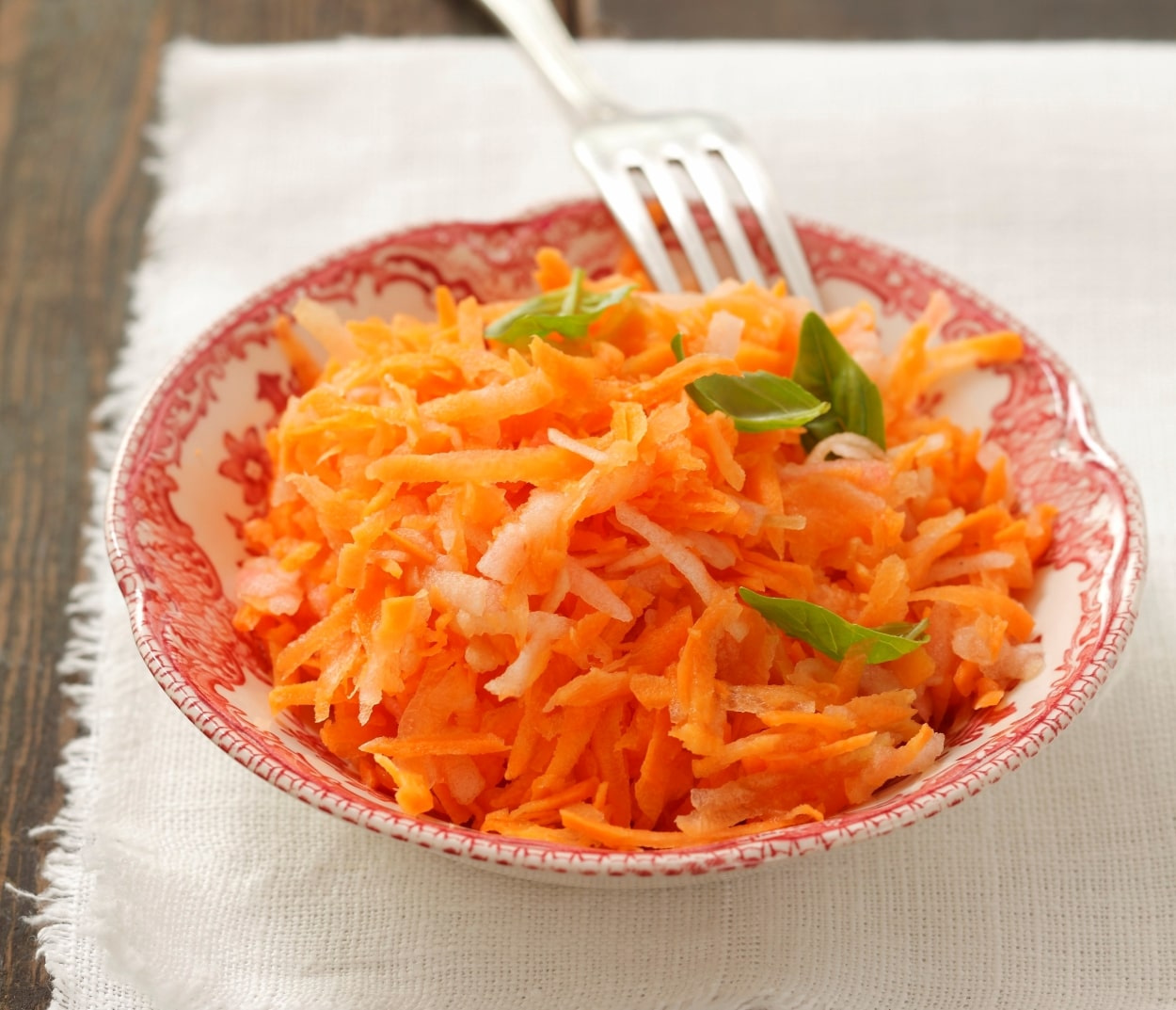 Surówka z marchewki i jabłka - przepis - Mojegotowanie.pl