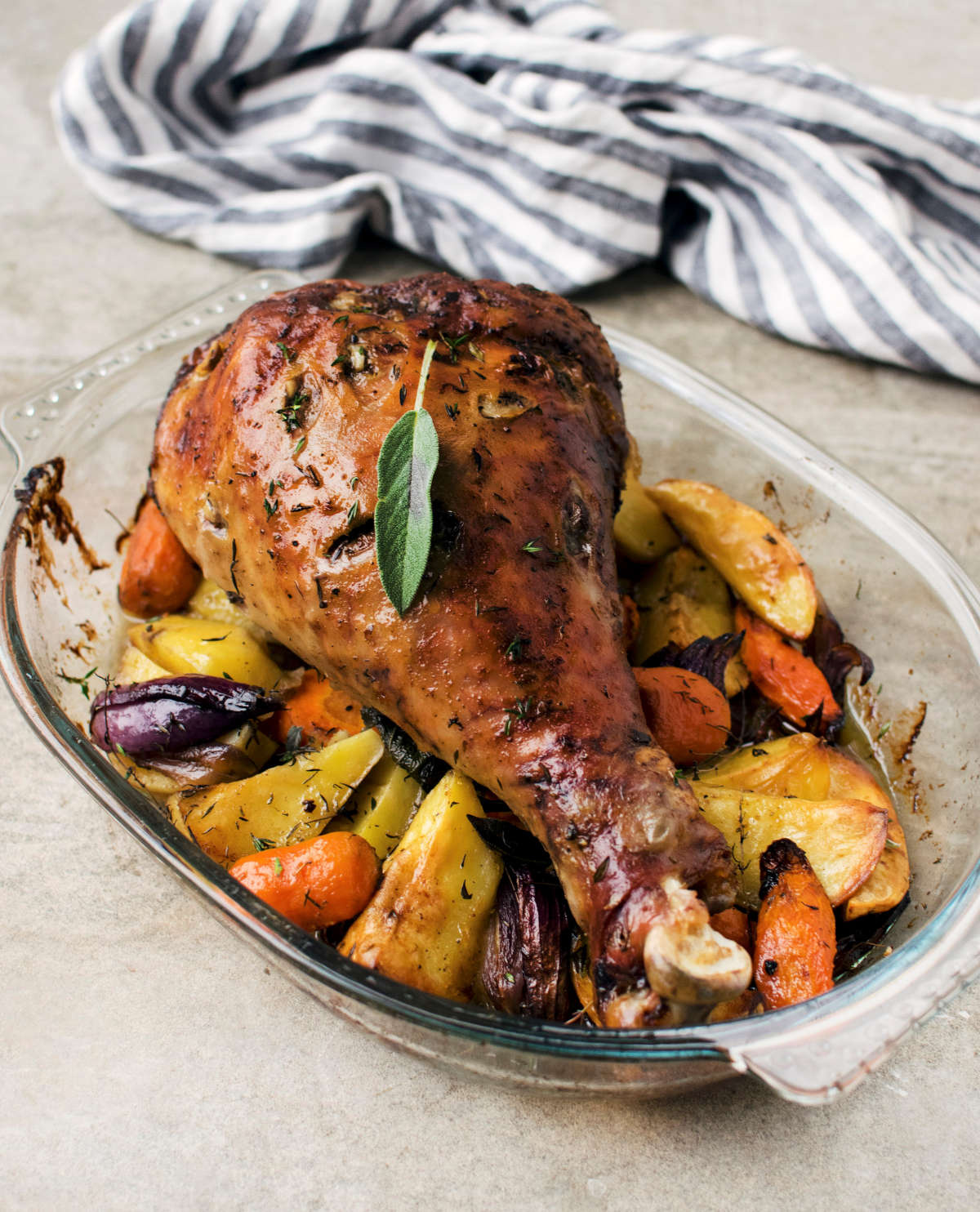 Udziec z indyka pieczony w rękawie - przepis - Mojegotowanie.pl