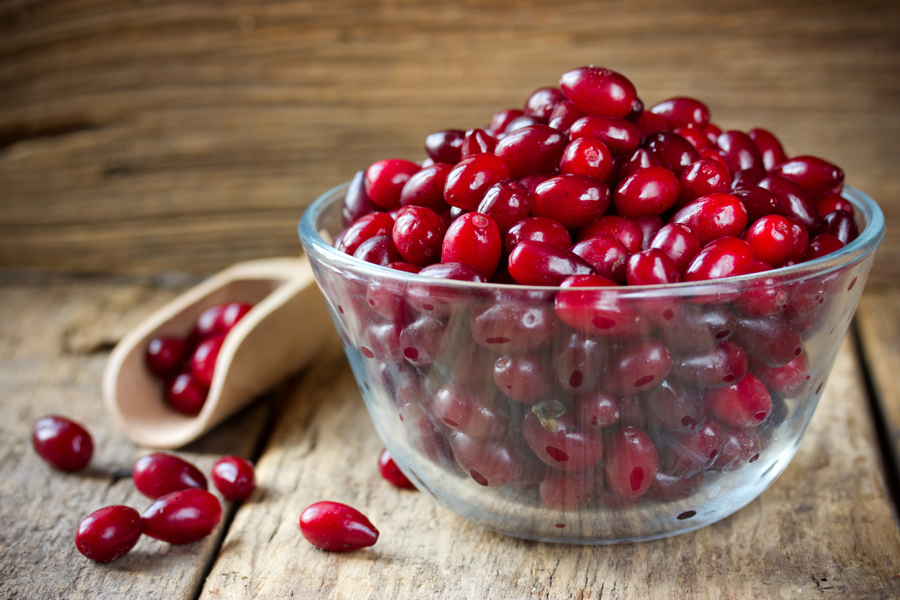 Dereniówka - nalewka z derenia z miodem lub cynamonem - Mojegotowanie.pl