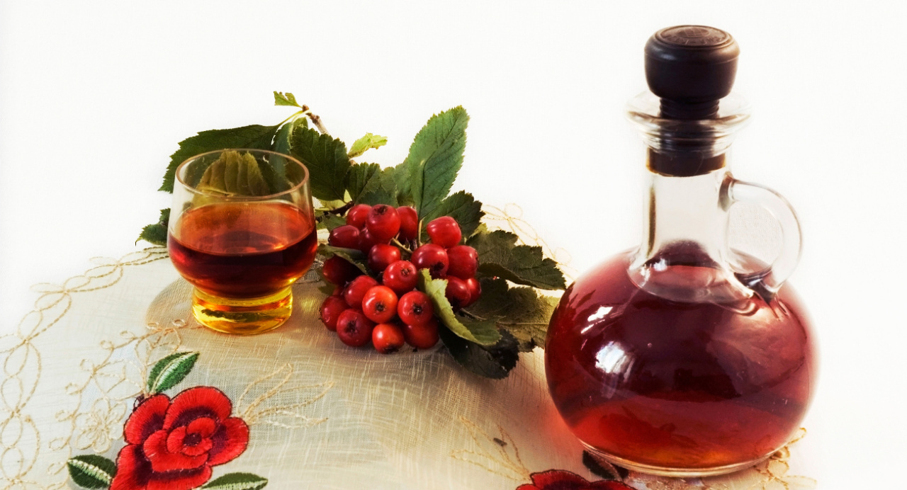 Nalewka z głogu - z miodem i na wódce, właściwości - Mojegotowanie.pl