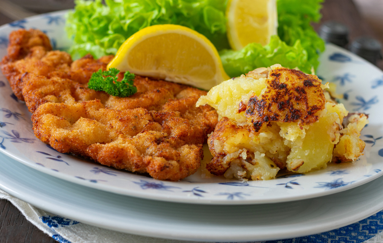 Sznycel wiedeński - przepis - Mojegotowanie.pl