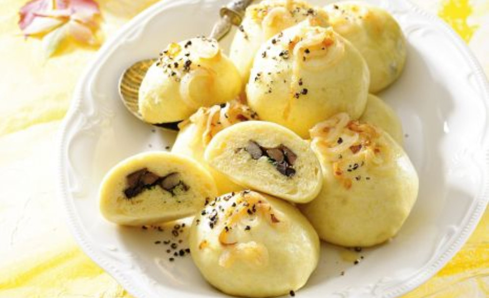 Pyzy drożdżowe (pampuchy) z farszem grzybowym - przepis - Mojegotowanie.pl