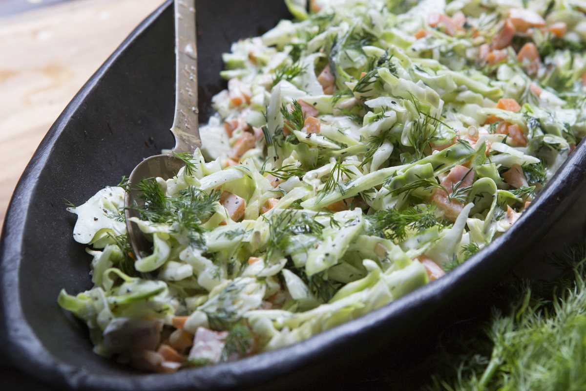 Surówka do obiadu za pół darmo. Głównym składnikiem jest coś, co zwykle ...