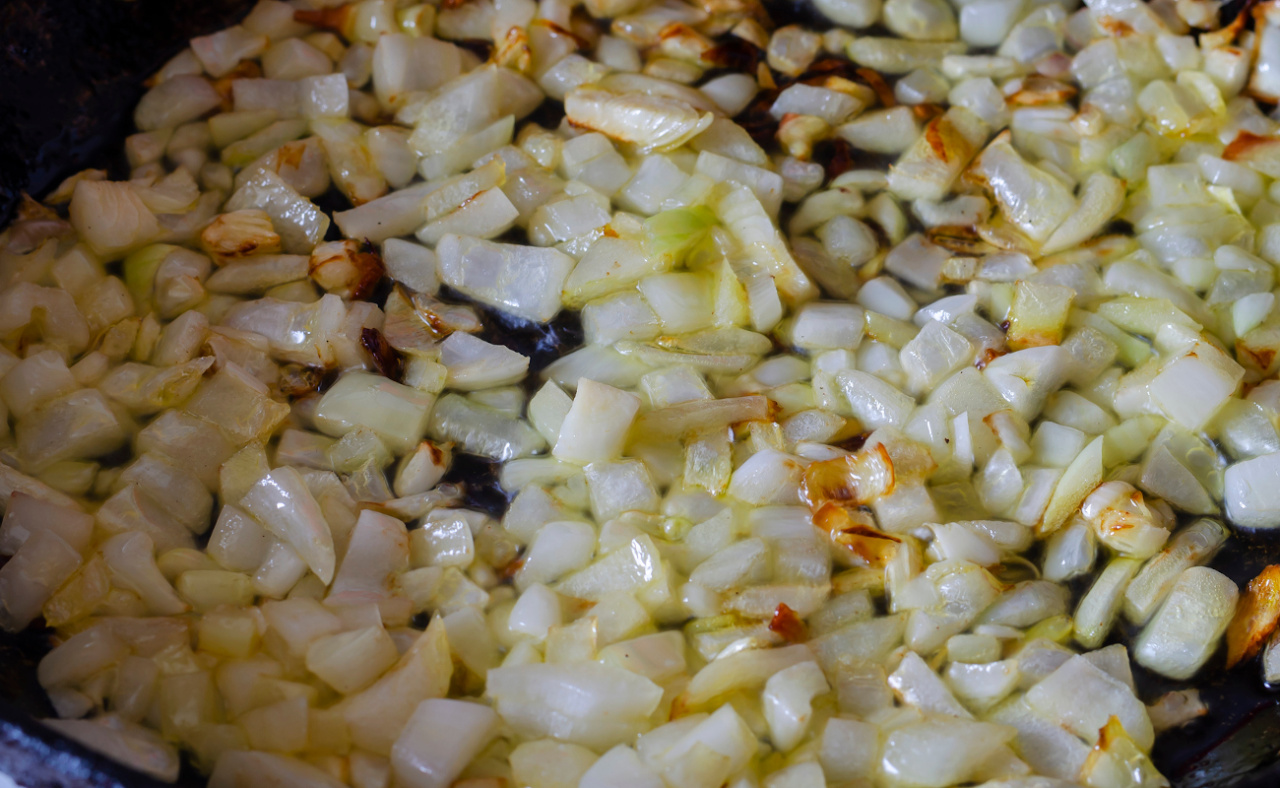 Ten składnik sprawi, że cebula pięknie zarumieni się na patelni ...