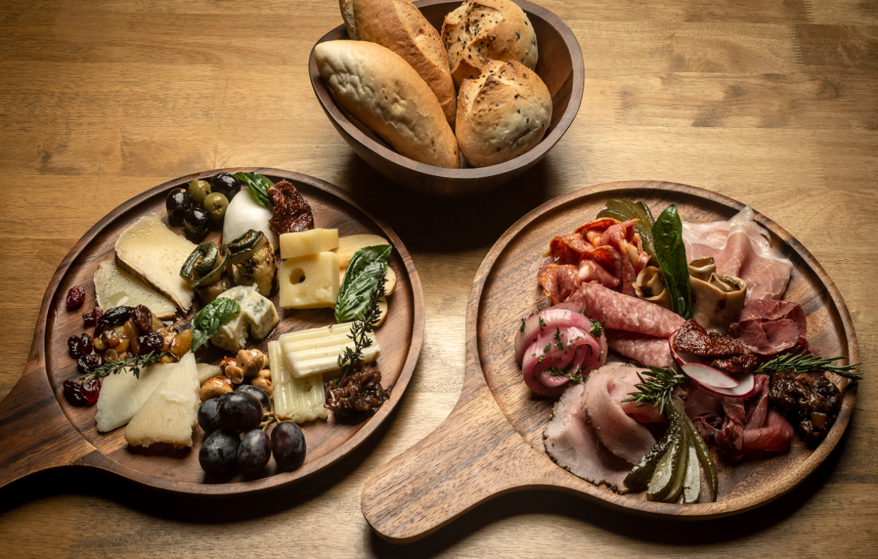 Deska serów i wędlin – jak i z czego ją zrobić? - Mojegotowanie.pl