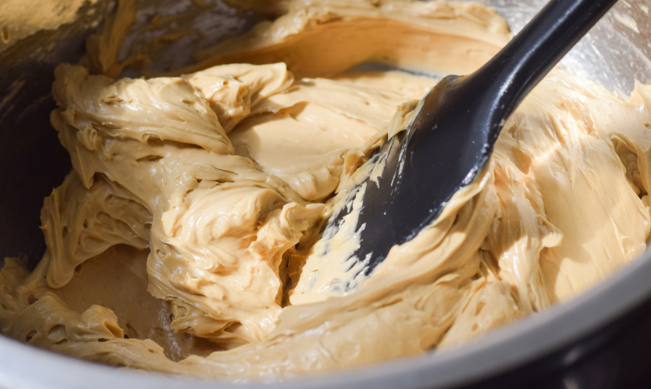 Krem kajmakowy do tortów i ciast z 2 składników. Gęsty, puszysty i ...