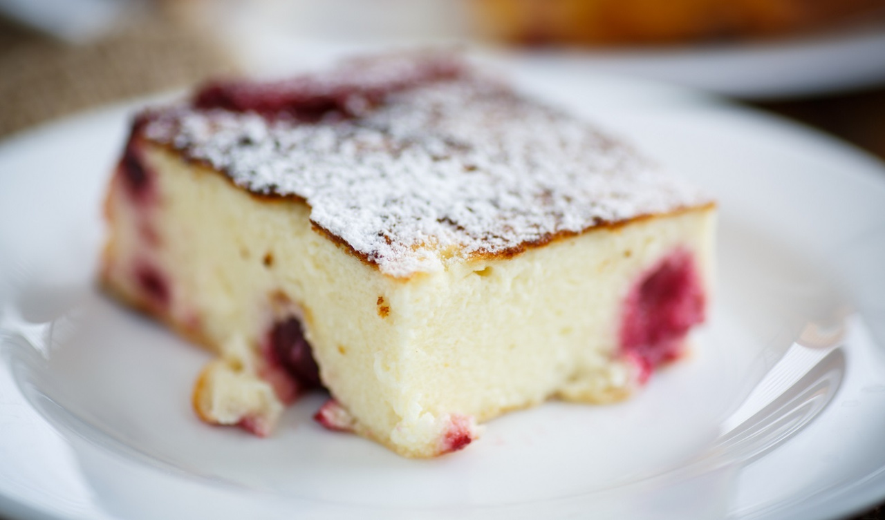 Przepis na sernik z serka wiejskiego poleciła mojej przyjaciółce ...