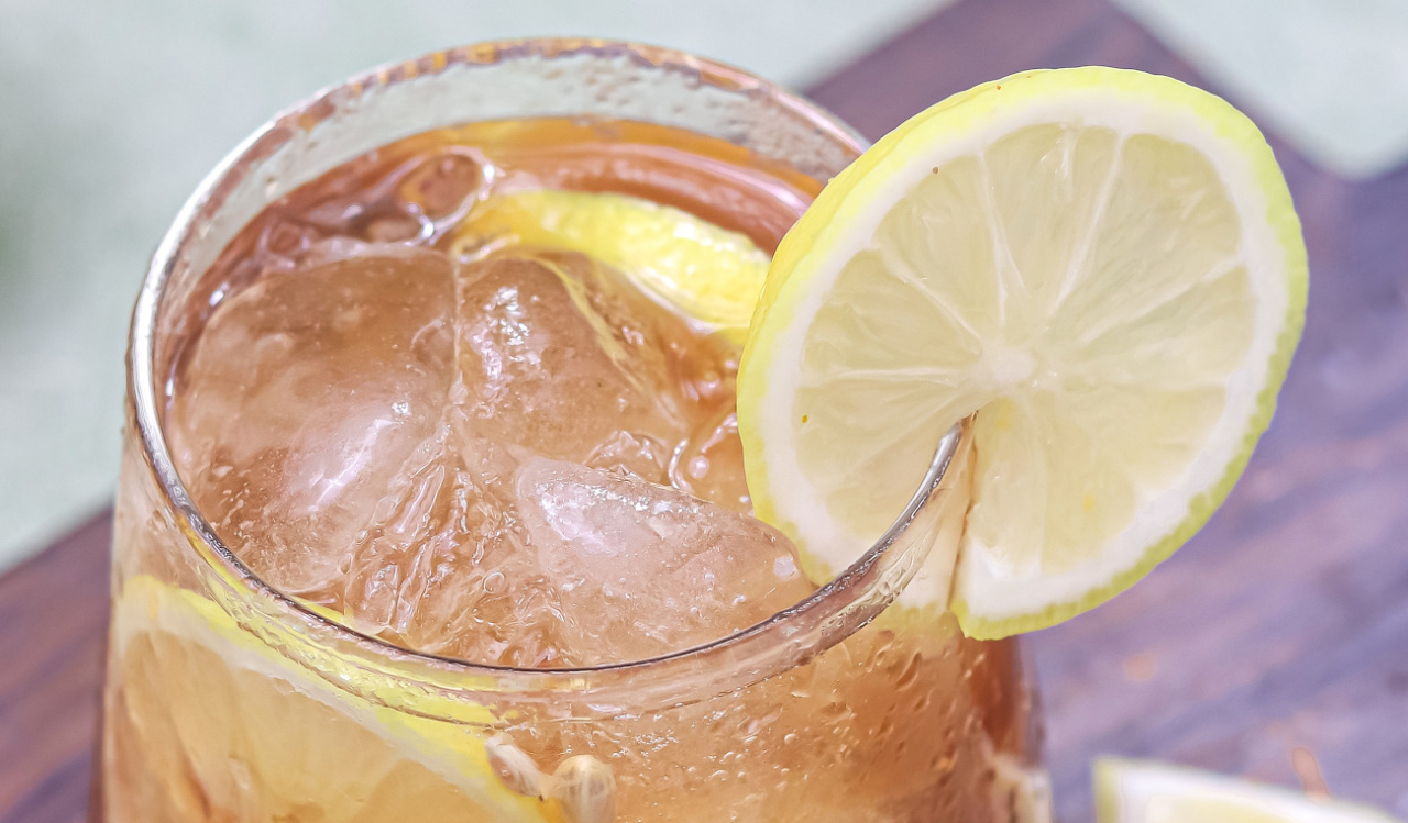 Mrożona herbata bez cukru posmakuje każdemu. Nikt nie wie co nadaje jej ...