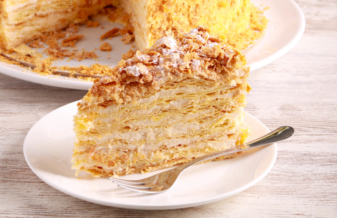 Tort Napoleon najlepiej smakuje na trzeci dzień. Technika robienia jest ...