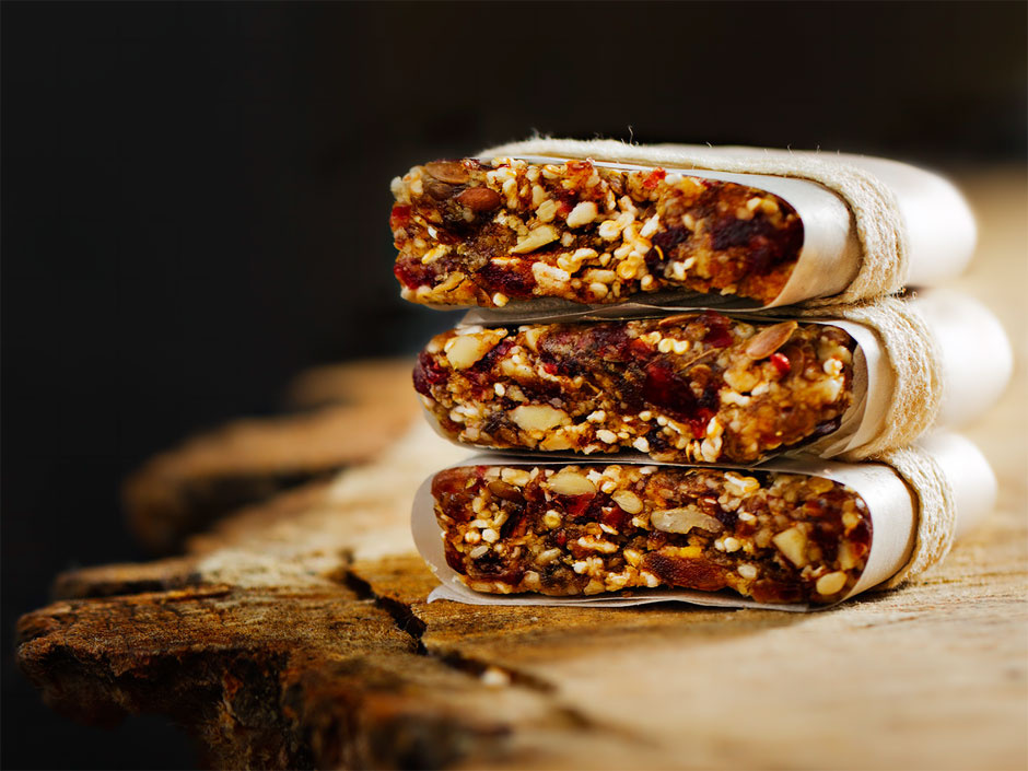 Wegańskie batony RAW - przepis - Mojegotowanie.pl