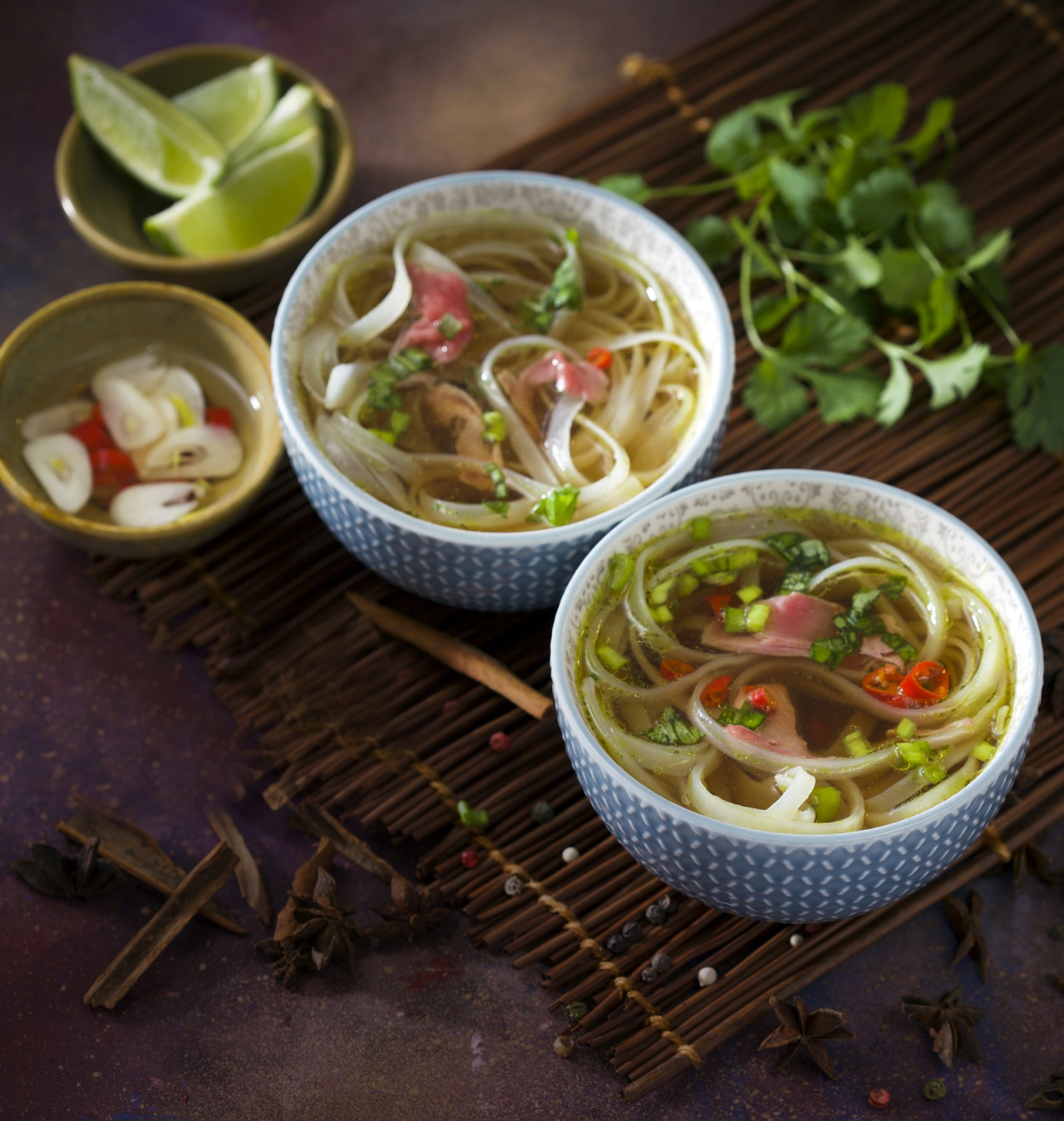 Wietnamska zupa Pho bò - przepis - Mojegotowanie.pl
