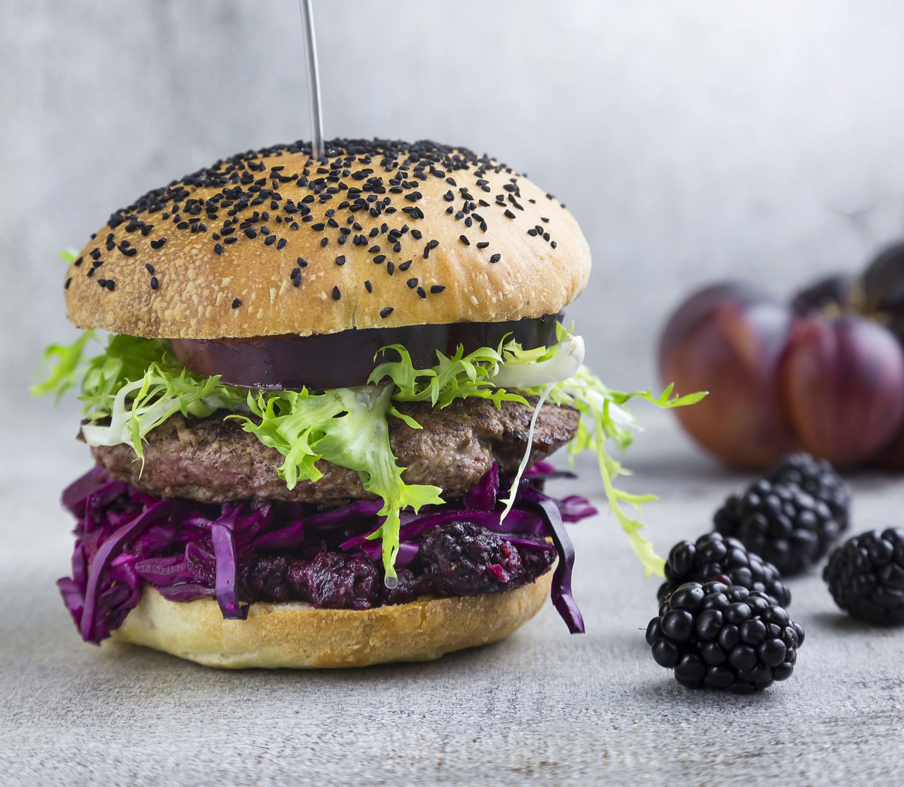 Burger z kaczki z marynowaną czerwoną kapustą - przepis - Mojegotowanie.pl