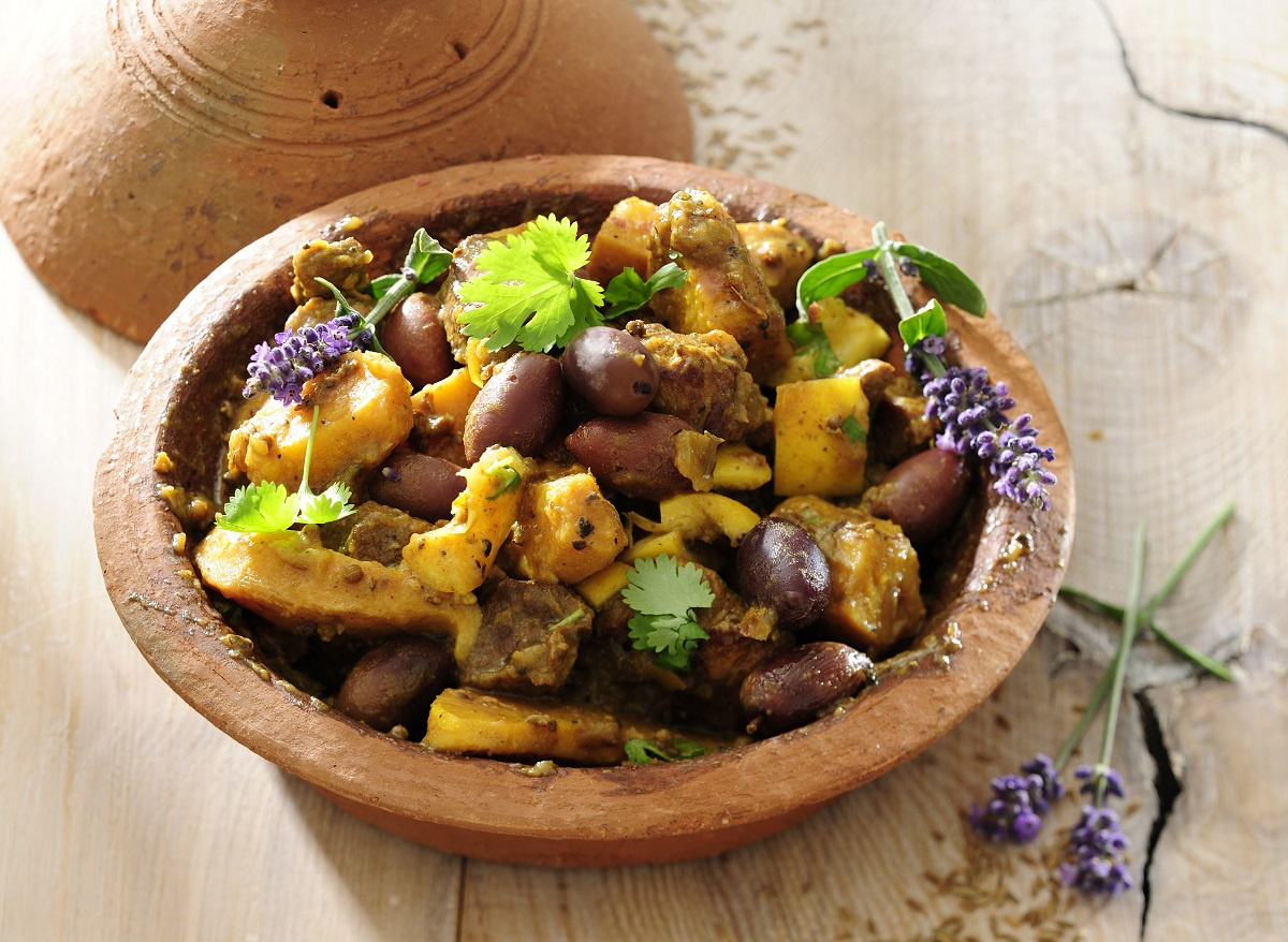 Tadżin z jagnięciny z kiszoną cytryną - przepis - Mojegotowanie.pl