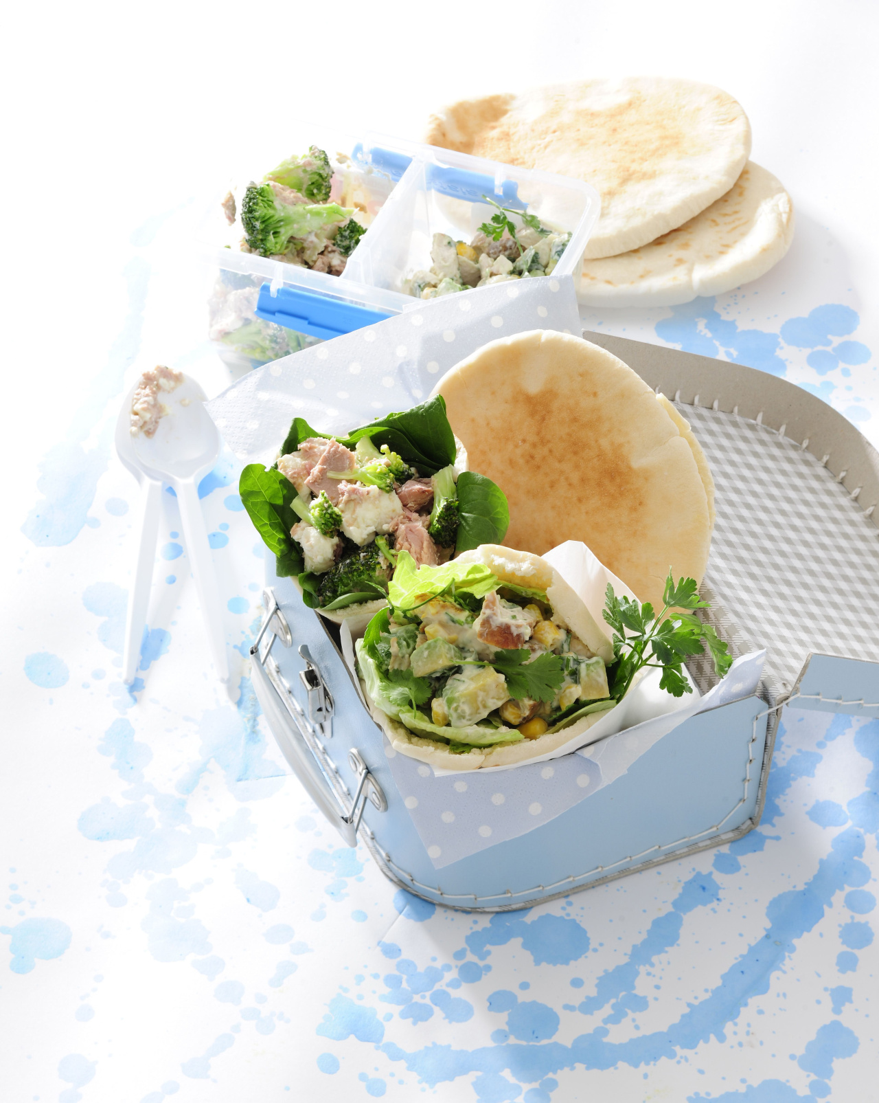 Pity z sałatką z kurczaka - przepis - Mojegotowanie.pl