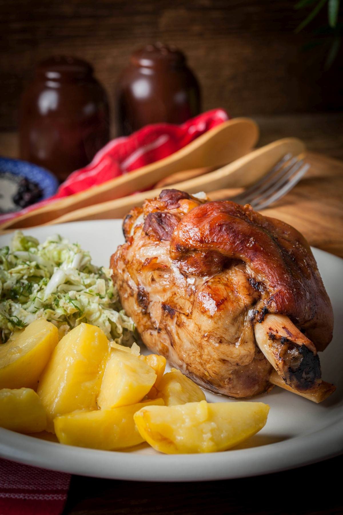 Pieczona golonka z indyka - przepis - Mojegotowanie.pl