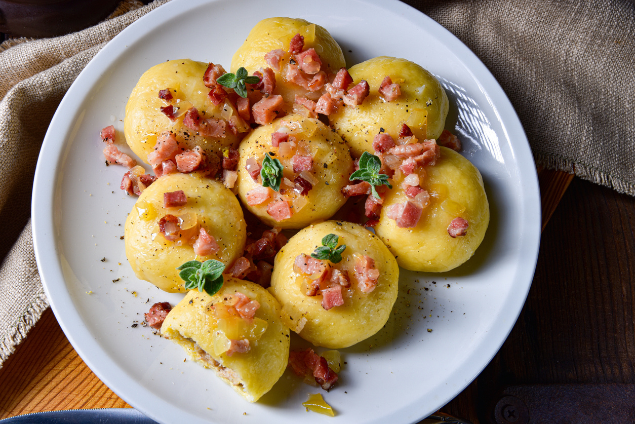 Pyzy z boczkiem - przepis - Mojegotowanie.pl