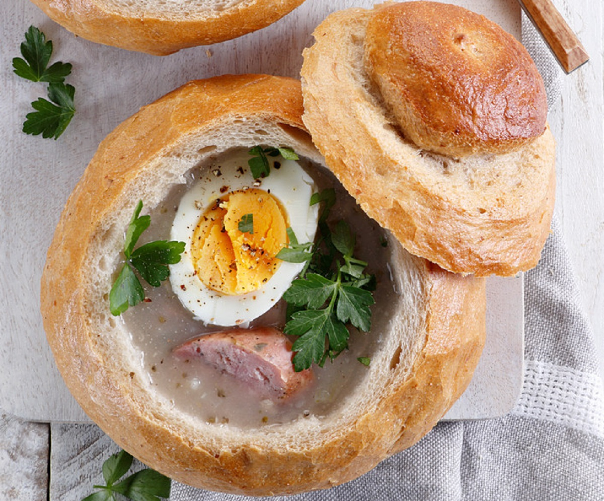 Żurek w chlebie - przepis - Mojegotowanie.pl
