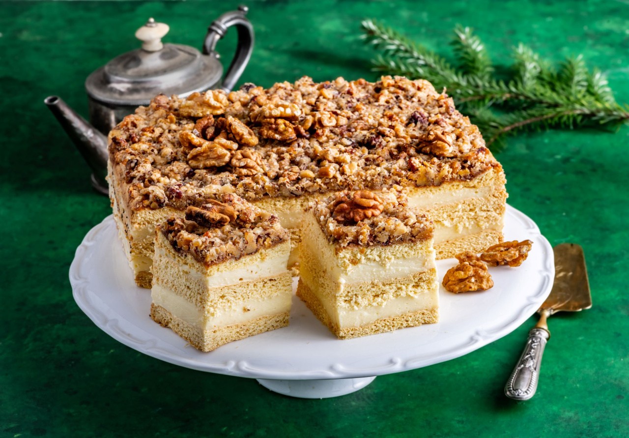 Miodownik z orzechami - przepis - Mojegotowanie.pl