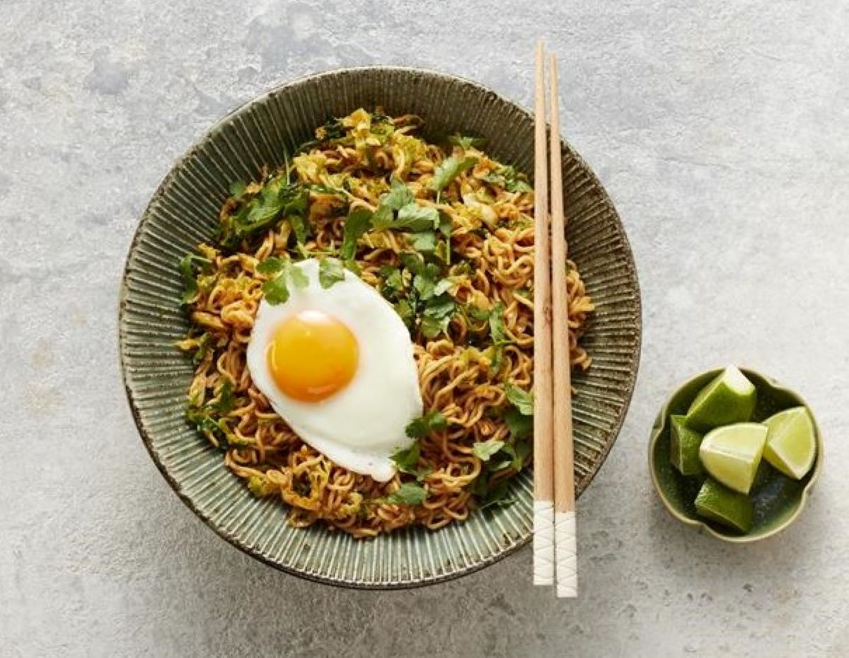 Bami goreng - przepis - Mojegotowanie.pl