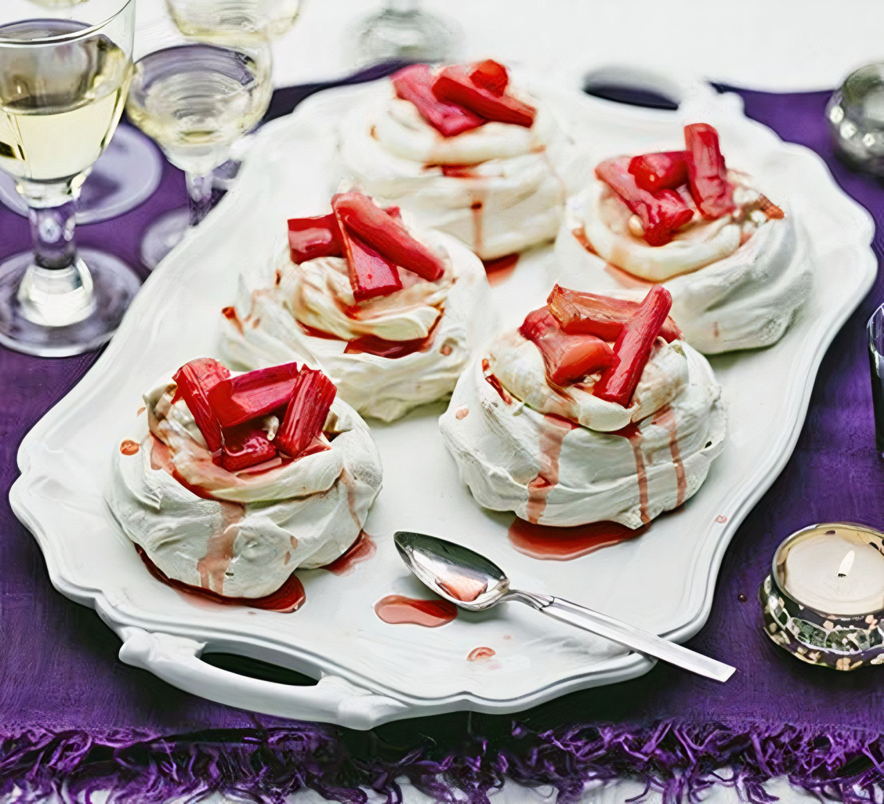 Bezy Pavlova z rabarbarem - przepis - Mojegotowanie.pl
