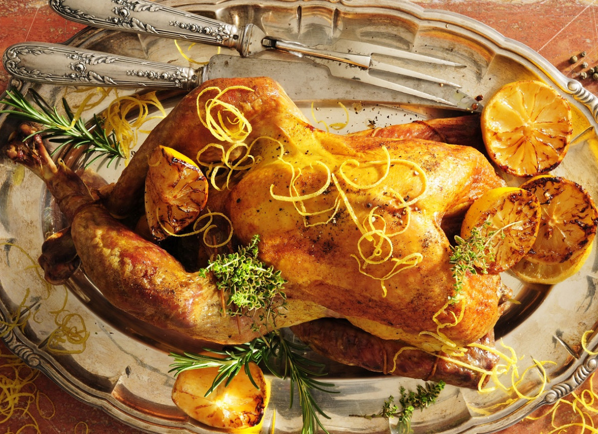 Pieczony indyk z chrupiącą skórką - przepis - Mojegotowanie.pl