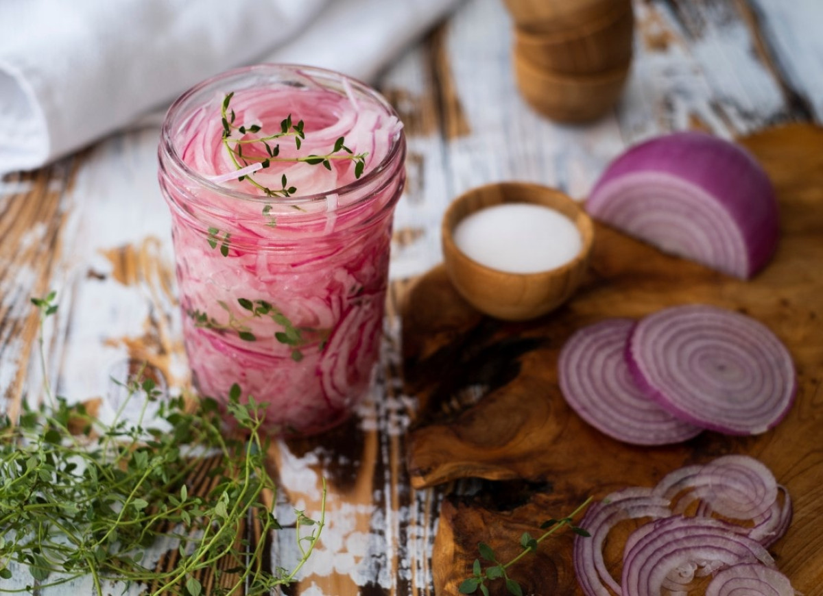 Marynowana cebula - przepis - Mojegotowanie.pl