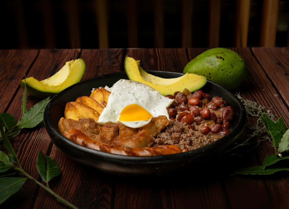 Bandeja paisa – kolumbijskie danie mięsne - przepis - Mojegotowanie.pl