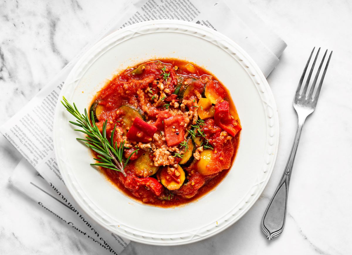 Leczo z mięsem mielonym - przepis - Mojegotowanie.pl