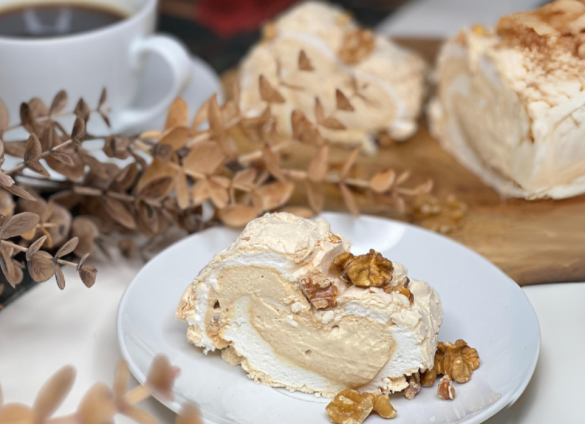 Rolada bezowa z kremem kawowym - przepis - Mojegotowanie.pl