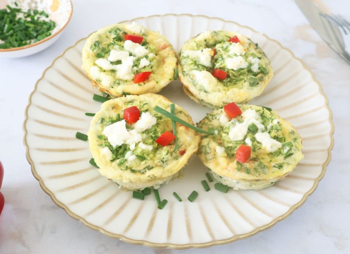 Muffinki jajeczne z warzywami i fetą - przepis - Mojegotowanie.pl