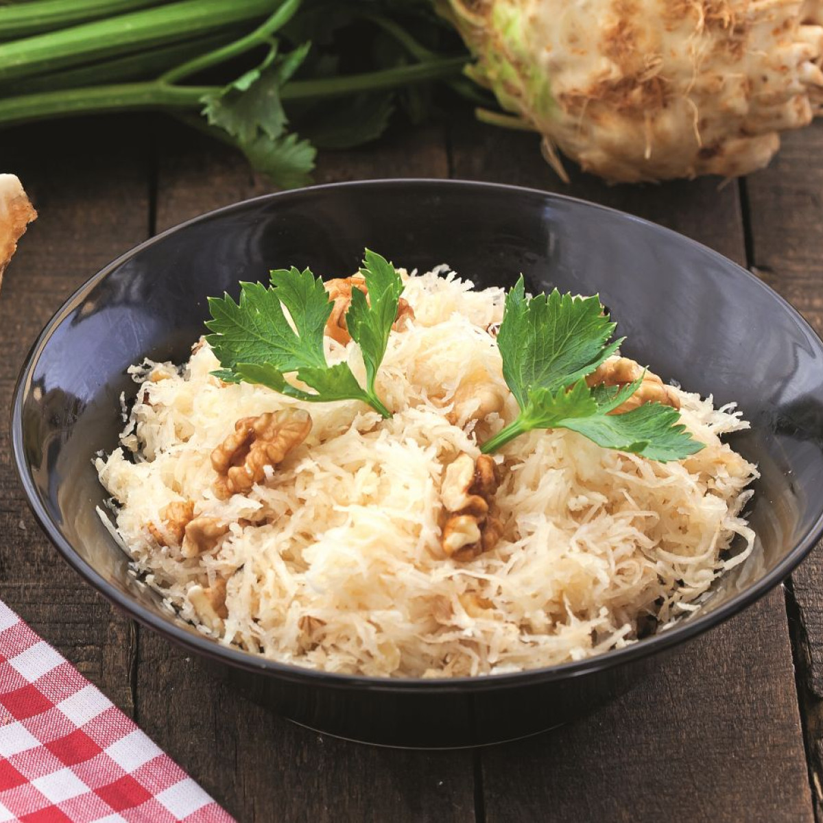 Surówka z selera - przepis - Mojegotowanie.pl