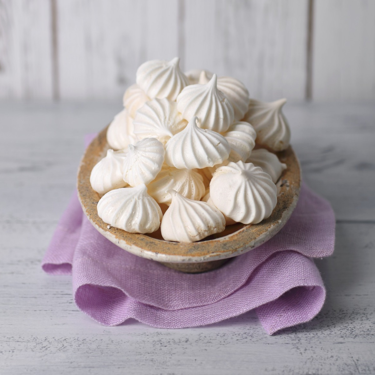 Wegańskie bezy z cieciorki - przepis - Mojegotowanie.pl