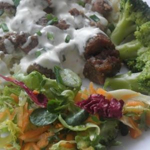 Gyros z frytkiami i sałatką - przepis - Mojegotowanie.pl