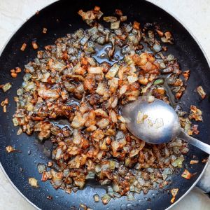 Ten składnik sprawi, że cebula pięknie zarumieni się na patelni ...