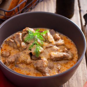 Boeuf strogonow - przepis - Mojegotowanie.pl