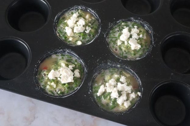 Muffinki jajeczne z warzywami i fetą - przepis - Mojegotowanie.pl