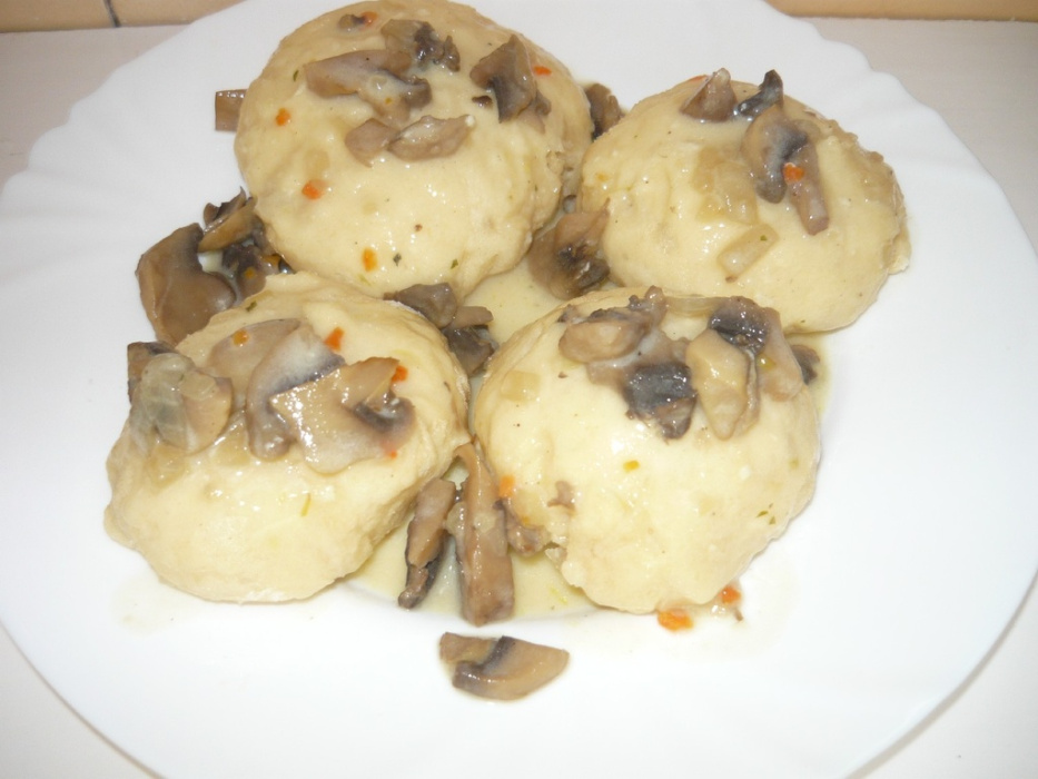 Pyzy z sosem pieczarkowym - przepis - Mojegotowanie.pl