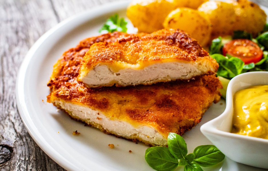 Zastosujcie ten trik, a już nigdy panierka nie odpadnie od kotleta ...