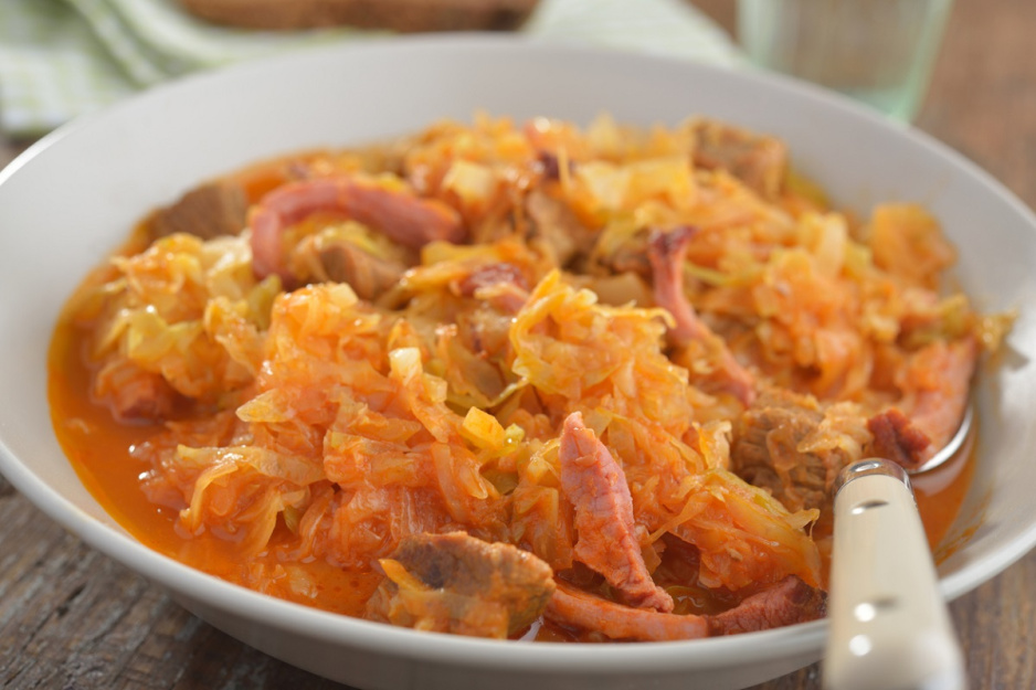 Błyskawiczny sposób na bigos. Ten składnik sprawia, że danie będzie ...