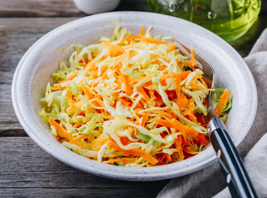 Bez tego surówka nie ma racji bytu. W innej wersji witaminy "wyparują ...