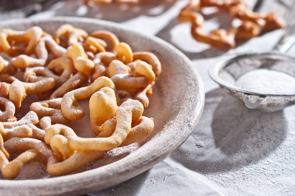 Chrupiące faworki bez wałkowania i wyrabiania. Odkryliśmy stary przepis ...