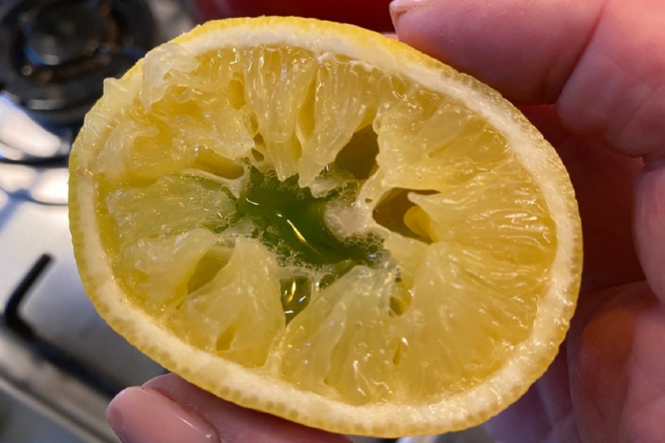 Do połówki cytryny wlejcie łyżkę tego płynu. Ten trik rozwiąże ...