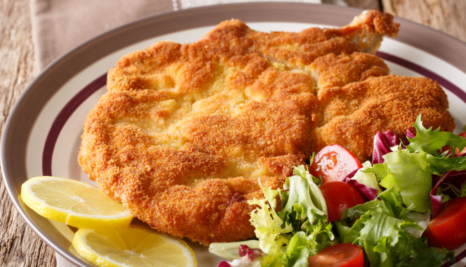 Kotlet schabowy na cały talerz to świetny pomysł na obiad XXL. Kluczem ...