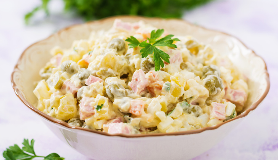 To najgorszy dodatek do sałatki jarzynowej. Magda Gessler złapałaby się ...