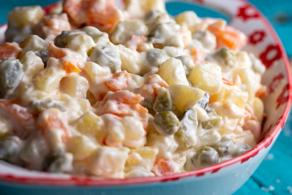 Sałatka jarzynowa wyszła mdła? Ten składnik w mig podkręci jej smak i ...