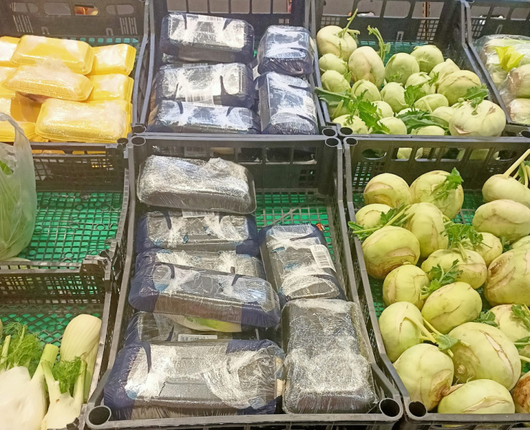 Kryje się na tacce między kapustami, niezauważona. To duży błąd ...