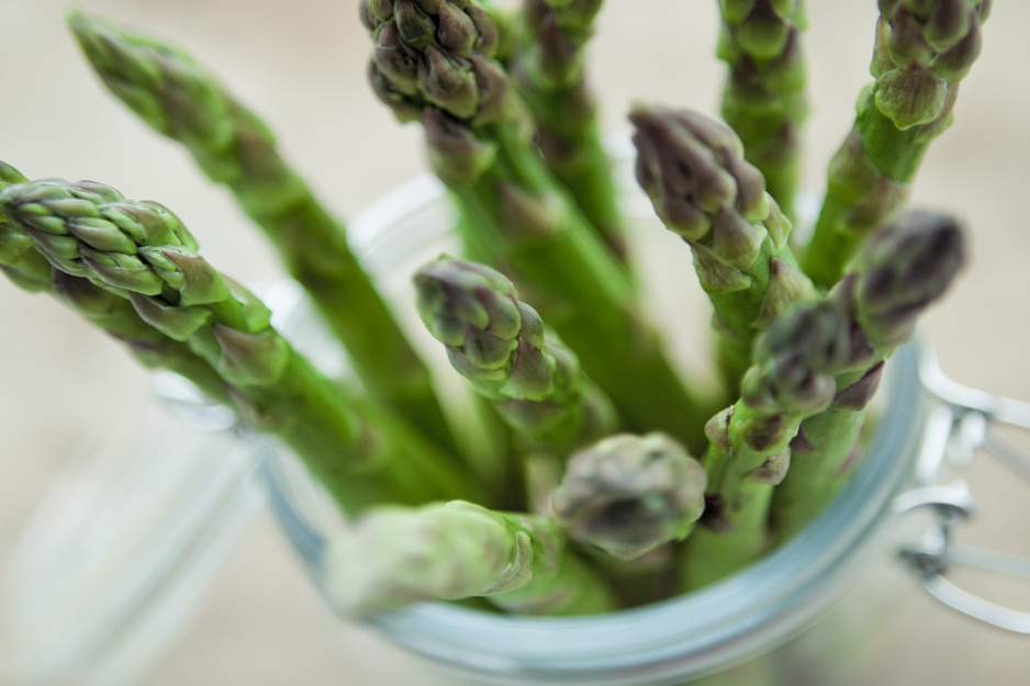 Zanurzcie szparagi w słoiku z maślanką. Przygotujecie z nich przepyszne ...