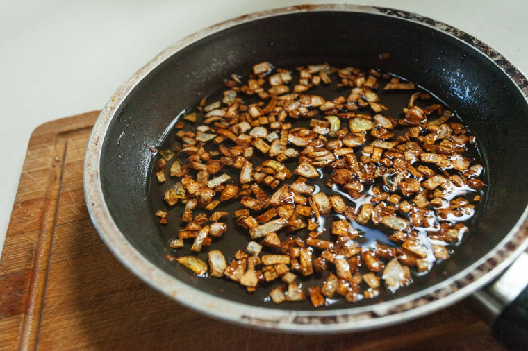 Karol Okrasa robi najlepsze kotlety mielone w Polsce. Do mięsa sypie ...